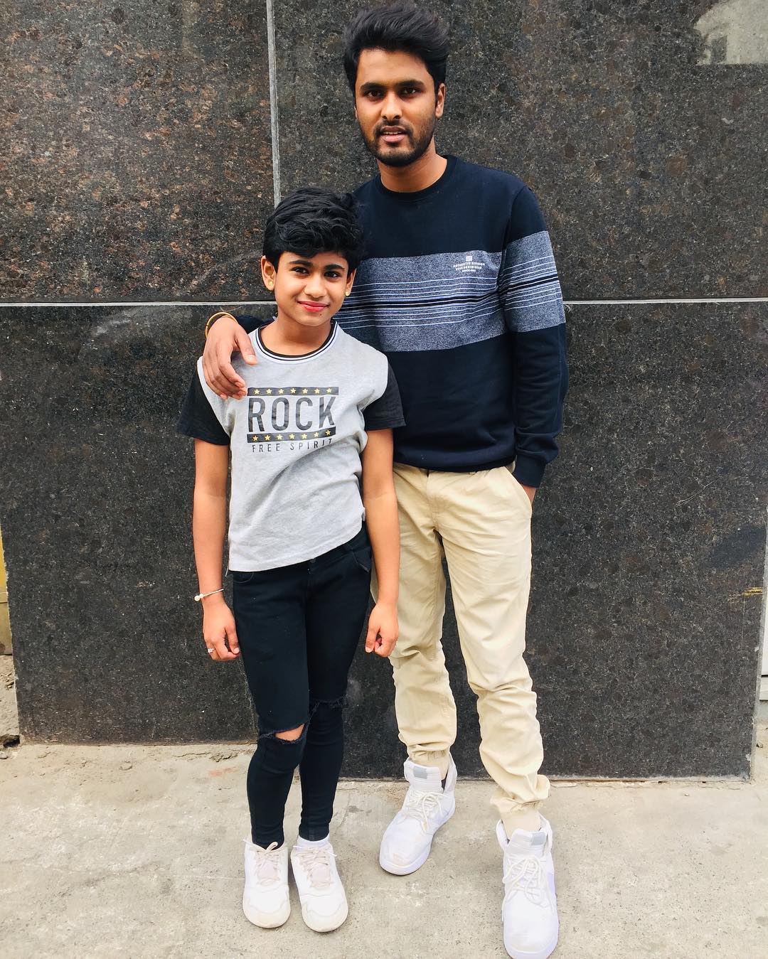 "அமீர்! வெட்றா!" வீடு திரும்பியதும் அருவா வைத்து முரட்டுத்தனமாக கேக் ...